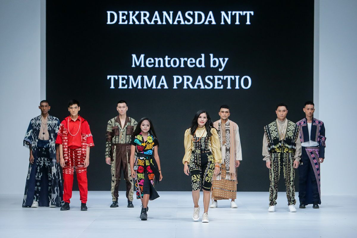Mengemas Wastra Nusantara dalam Mode Modern